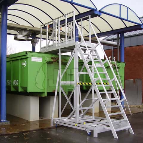 Containertrap in metaal voor toegang tot containers.